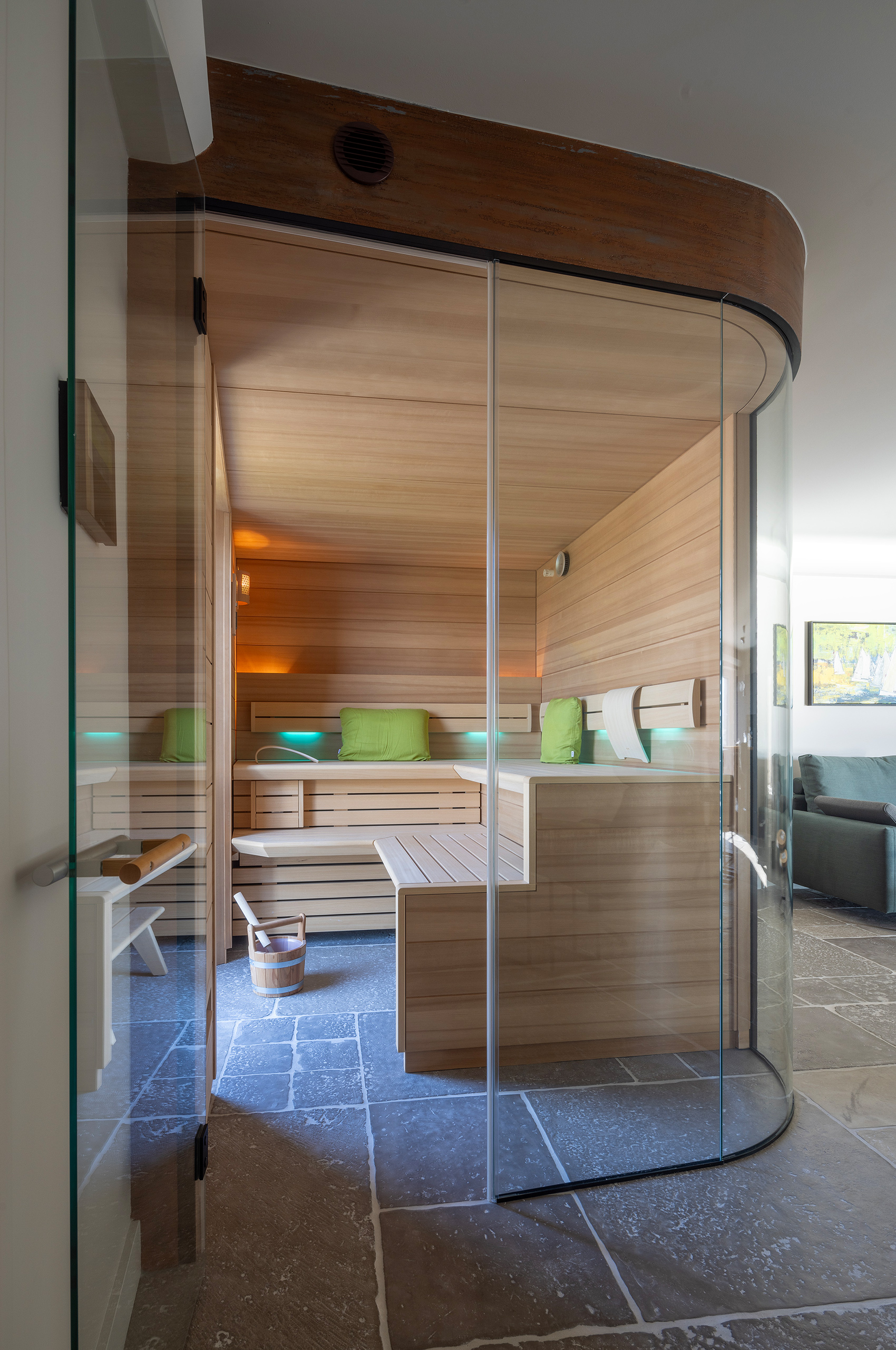 Sauna AURA mit integriertem Kamin – Privatreferenz - KLAFS